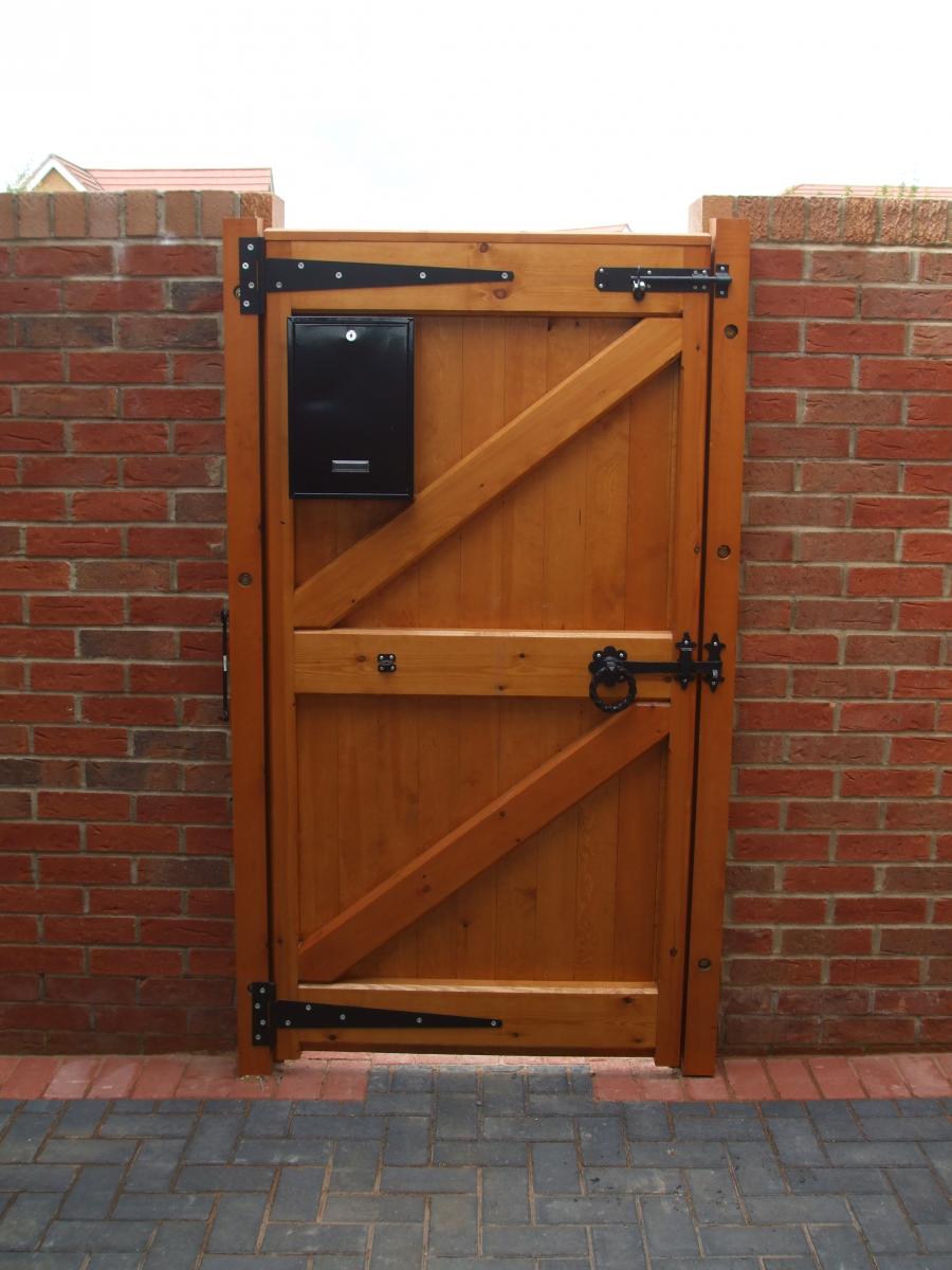 Straight Top Brace & Ledge Side Gates - Products - Gates and fencing in ...