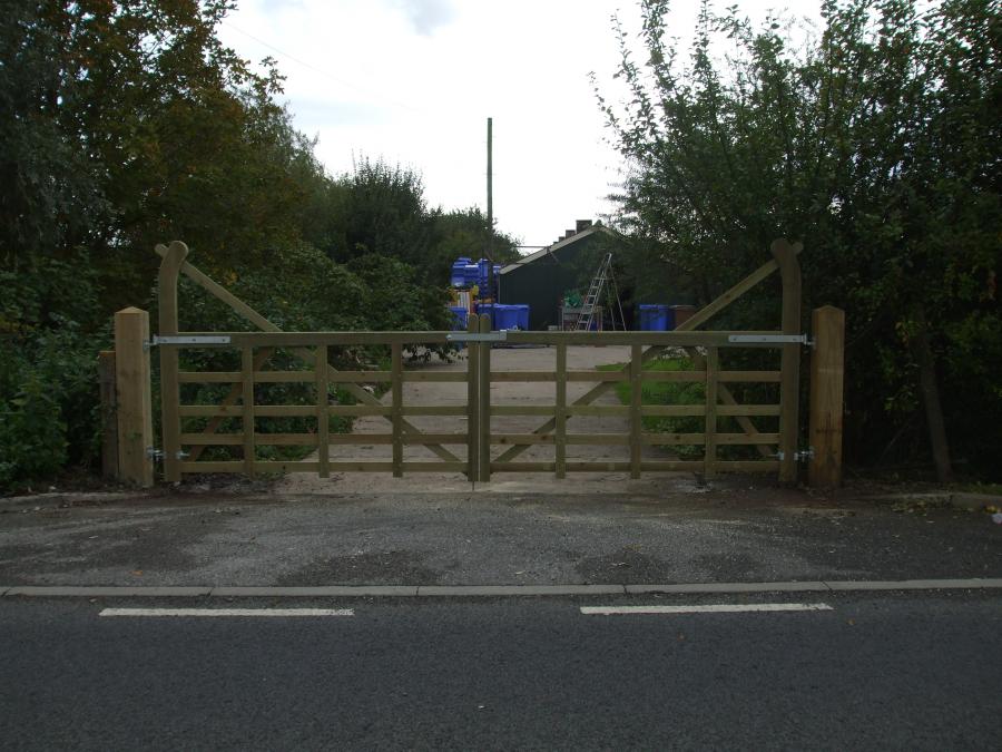 Curved Heel 5 Bar Gates (Softwood) - Products - Gates and fencing in ...