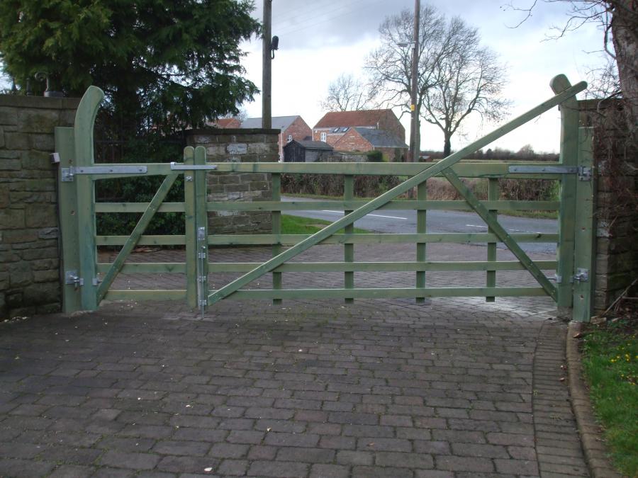 Curved Heel 5 Bar Gates (Softwood) - Products - Gates and fencing in ...
