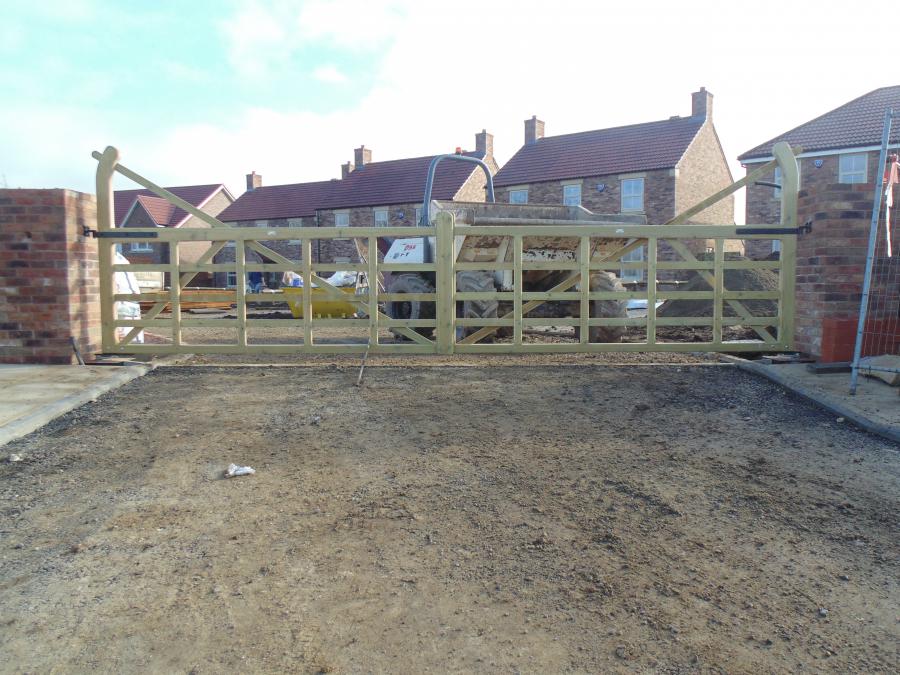 Curved Heel 5 Bar Gates (Softwood) - Products - Gates and fencing in ...