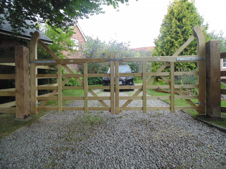 Curved Heel 5 Bar Gates (Softwood) - Products - Gates and fencing in ...