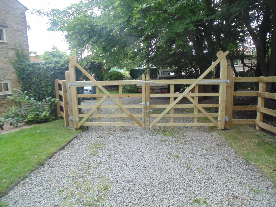 Curved Heel 5 Bar Gates (Softwood) - Products - Gates and fencing in ...