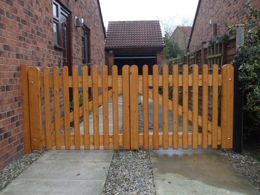 Framed Palisade Gates - Products - Gates and fencing in York ...