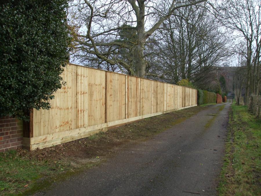 'On The Face' Featherboard Fencing - Products - Gates and fencing in ...