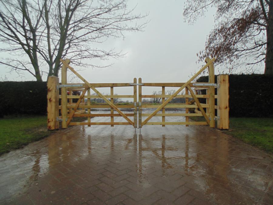 Curved Heel 5 Bar Gates (Softwood) - Products - Gates and fencing in ...