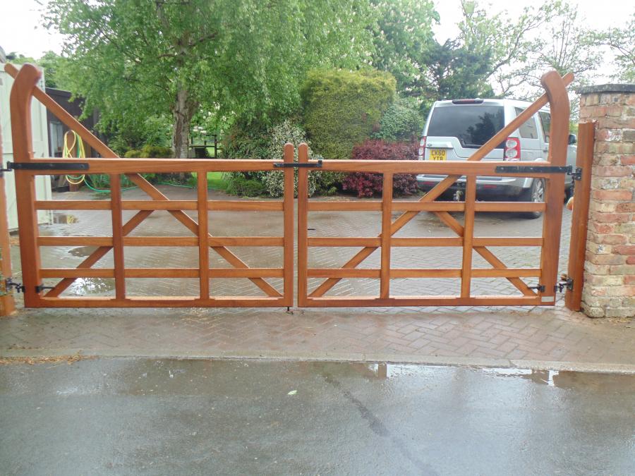 Curved Heel 5 Bar Gates (Hardwood) - Products - Gates and fencing in ...