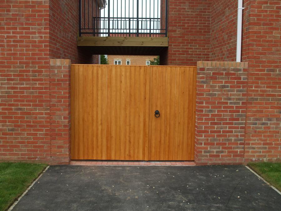 Straight Top Brace & Ledge Side Gates - Products - Gates and fencing in ...