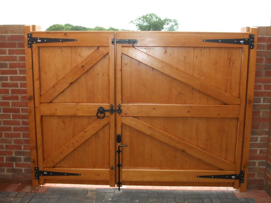 Straight Top Brace & Ledge Side Gates - Products - Gates and fencing in ...