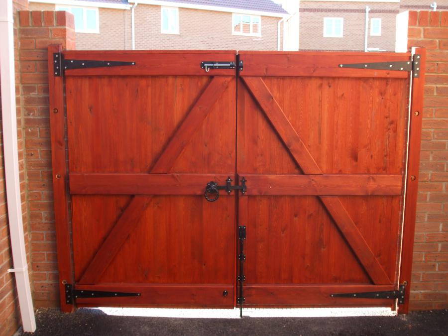 Straight Top Brace & Ledge Side Gates - Products - Gates and fencing in ...