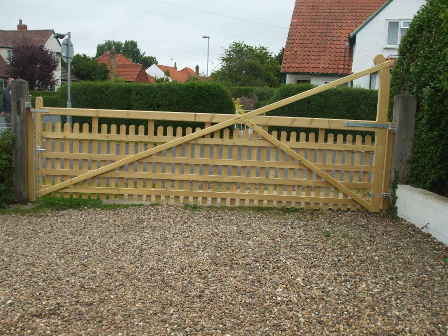 Curved Heel 5 Bar Gates (Softwood) - Products - Gates and fencing in ...