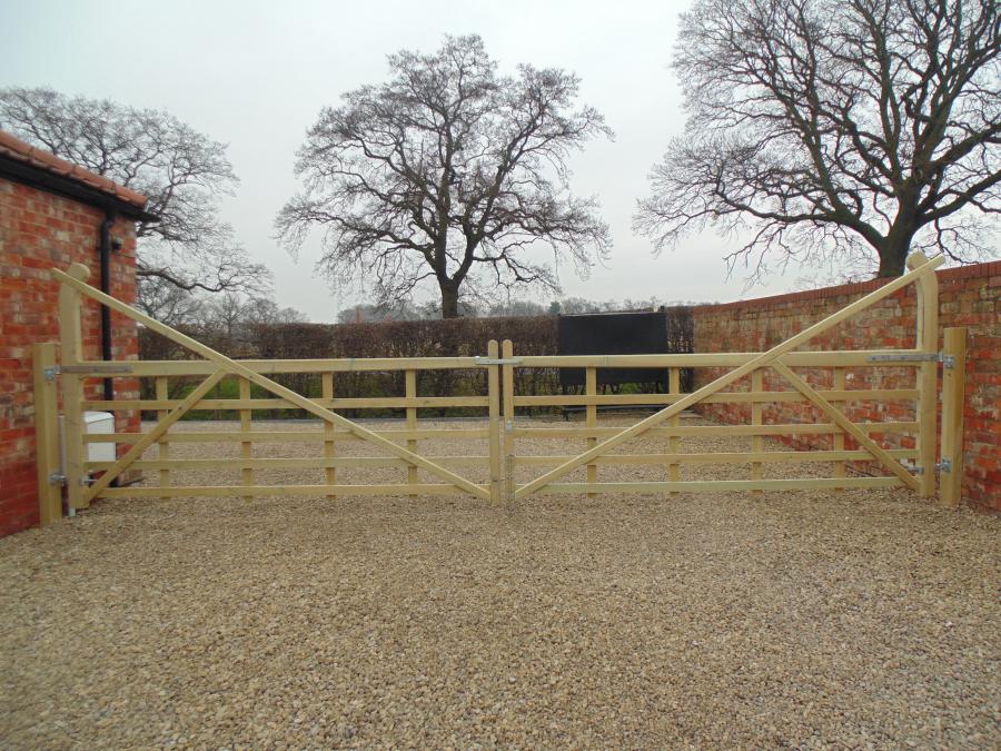 Curved Heel 5 Bar Gates (Softwood) - Products - Gates and fencing in ...