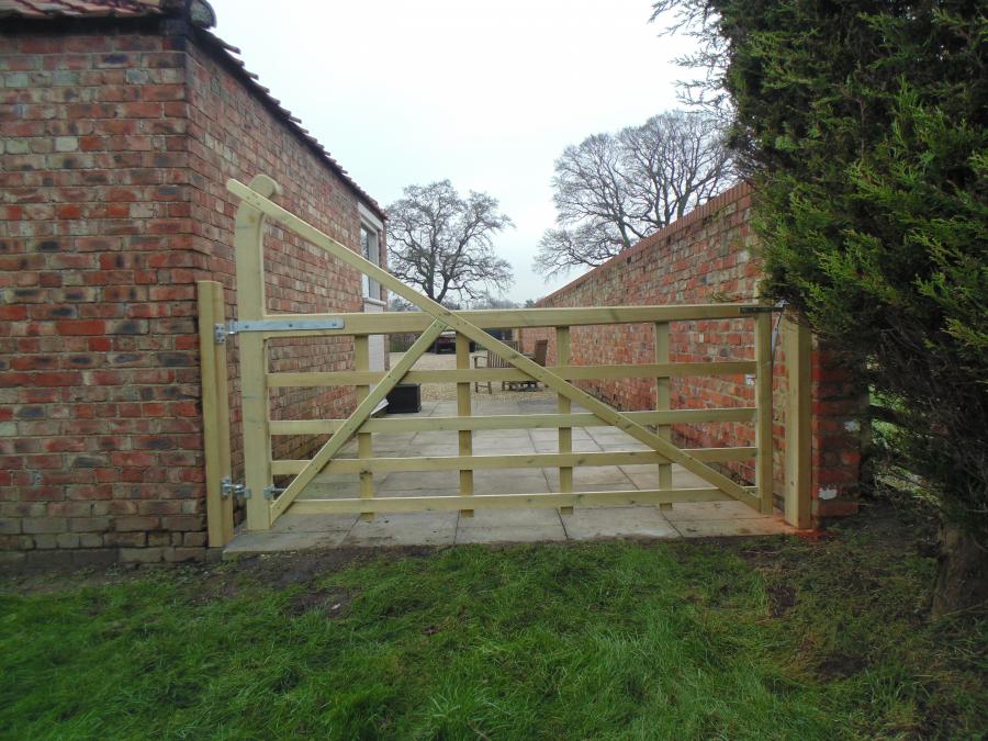 Curved Heel 5 Bar Gates (Softwood) - Products - Gates and fencing in ...