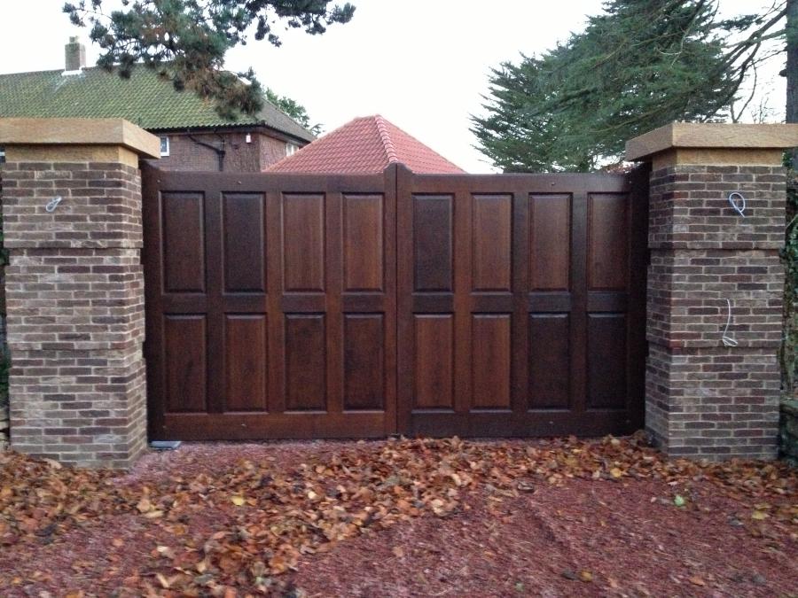 Straight Top Manor Hardwood - Products - Gates and fencing in York ...