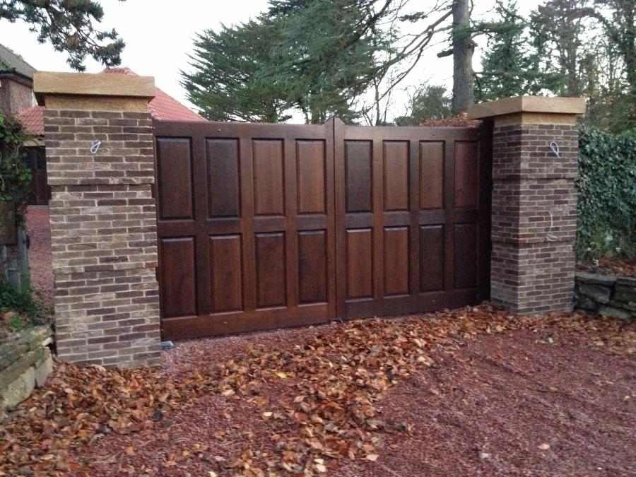Straight Top Manor Hardwood - Products - Gates and fencing in York ...