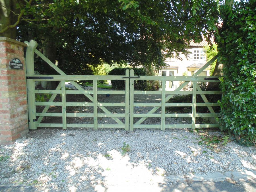Curved Heel 5 Bar Gates (Softwood) - Products - Gates and fencing in ...