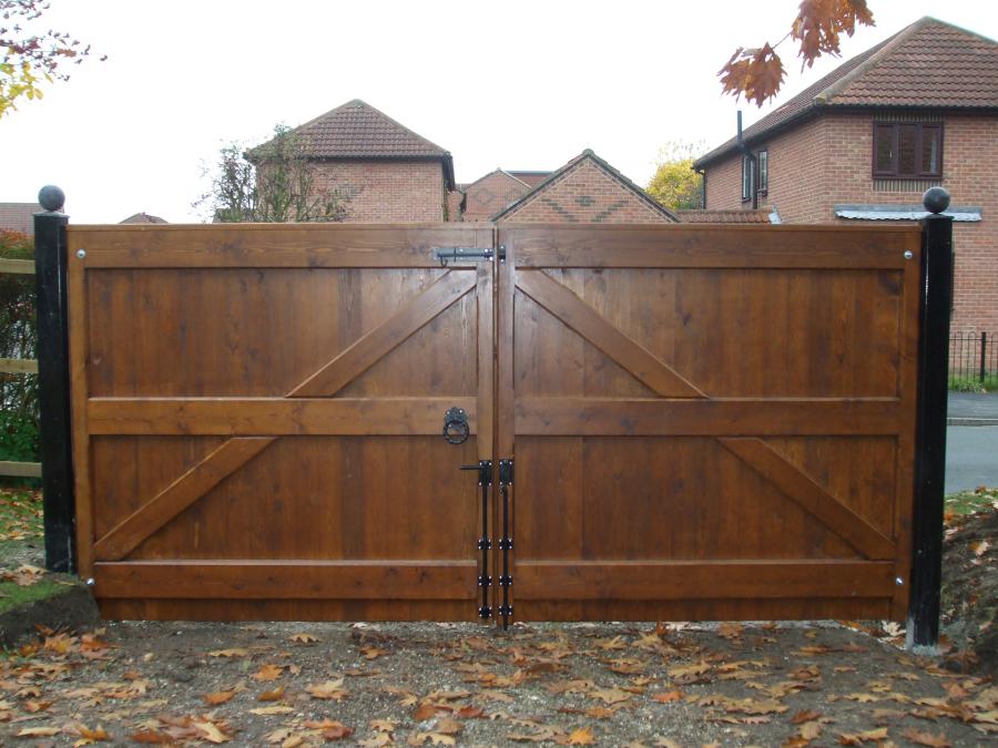 Straight Top Brace & Ledge Side Gates - Products - Gates and fencing in ...