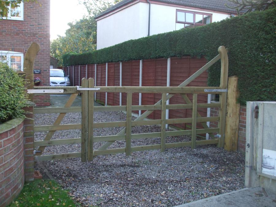 Curved Heel 5 Bar Gates (Softwood) - Products - Gates and fencing in ...
