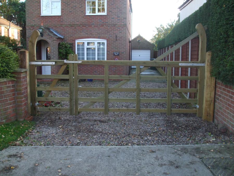 Curved Heel 5 Bar Gates (Softwood) - Products - Gates and fencing in ...