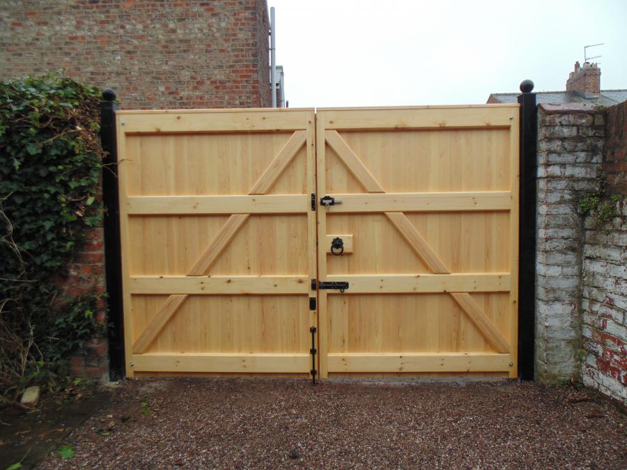 Straight Top Brace & Ledge Side Gates - Products - Gates and fencing in ...