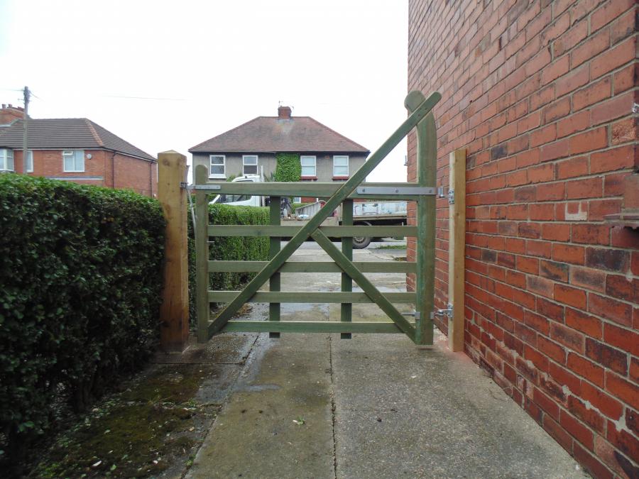 Curved Heel 5 Bar Gates (Softwood) - Products - Gates and fencing in ...