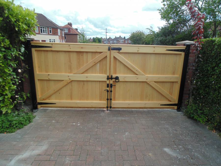 Straight Top Brace & Ledge Side Gates - Products - Gates and fencing in ...