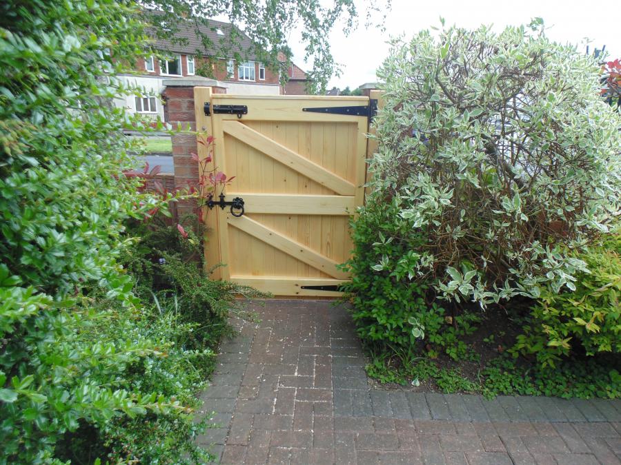 Straight Top Brace & Ledge Side Gates - Products - Gates and fencing in ...
