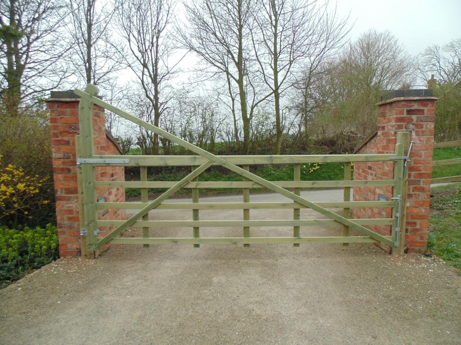 Curved Heel 5 Bar Gates (Softwood) - Products - Gates and fencing in ...
