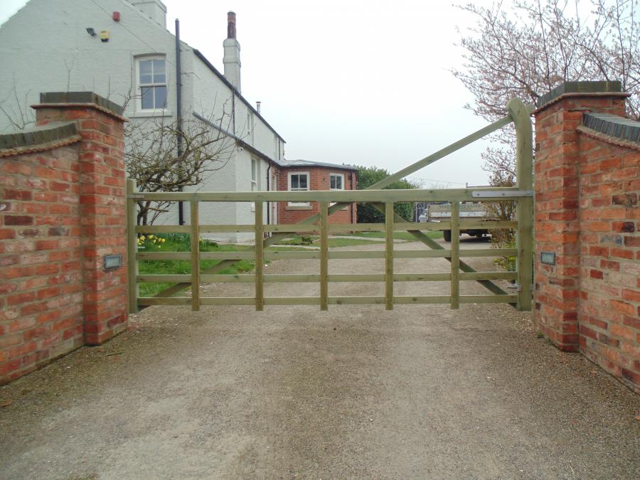 Curved Heel 5 Bar Gates (Softwood) - Products - Gates and fencing in ...