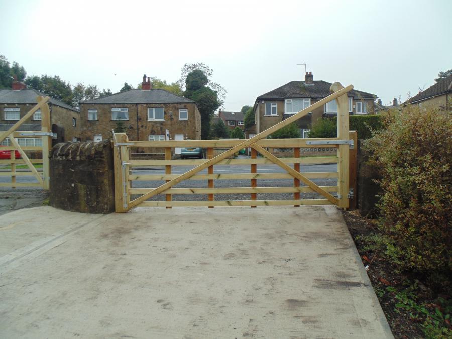 Curved Heel 5 Bar Gates (Softwood) - Products - Gates and fencing in ...