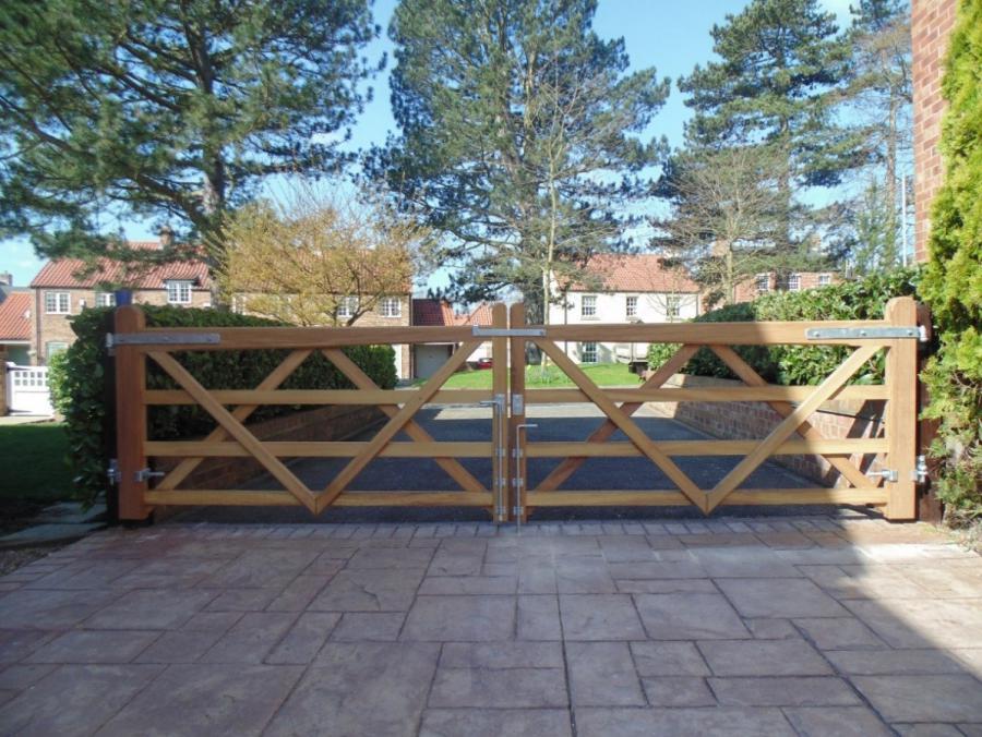 Curved Heel 5 Bar Gates (Hardwood) - Products - Gates and fencing in ...