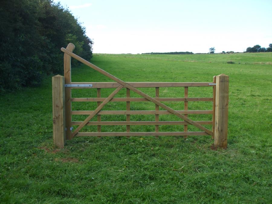 Curved Heel 5 Bar Gates (Softwood) - Products - Gates and fencing in ...