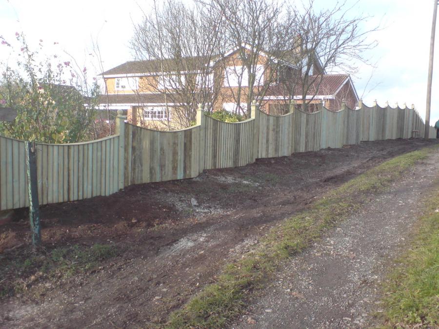 Swept Top Featherboard Fencing - Products - Gates and fencing in York ...