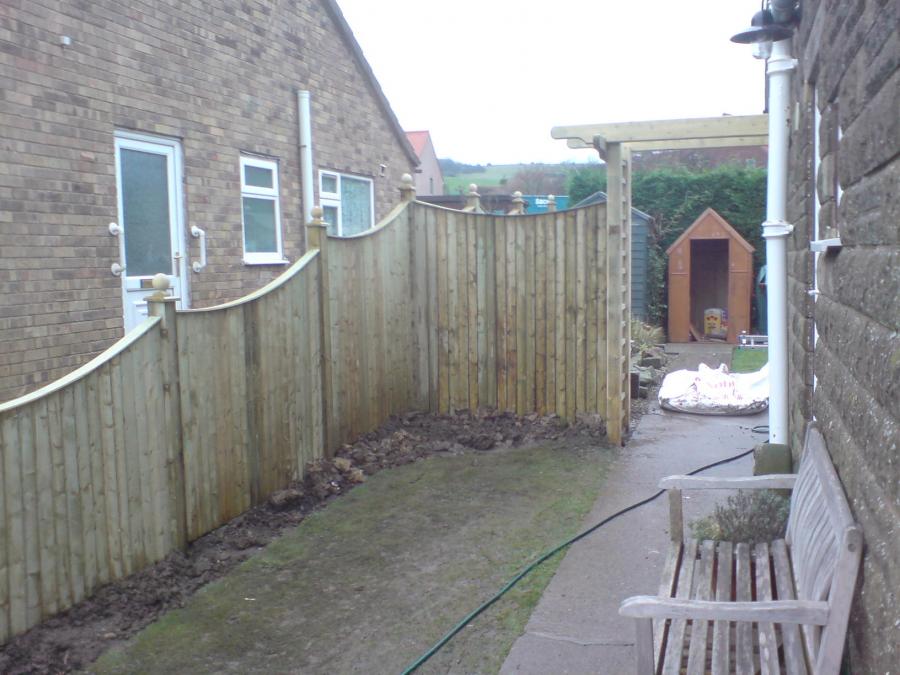 Swept Top Featherboard Fencing - Products - Gates and fencing in York ...