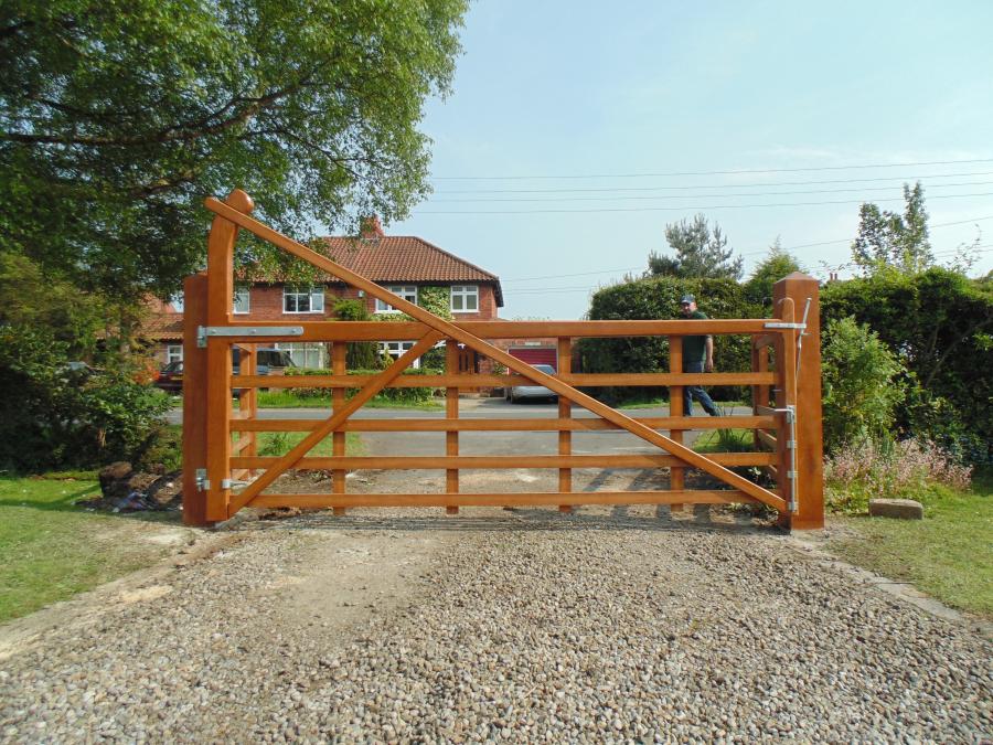 Curved Heel 5 Bar Gates (Hardwood) - Products - Gates and fencing in ...