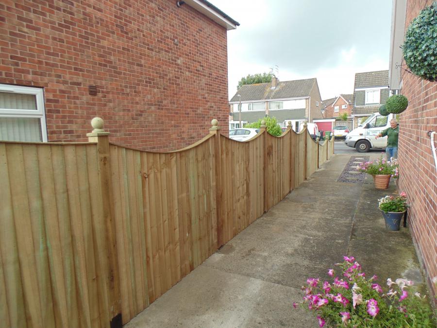 Swept Top Featherboard Fencing - Products - Gates and fencing in York ...