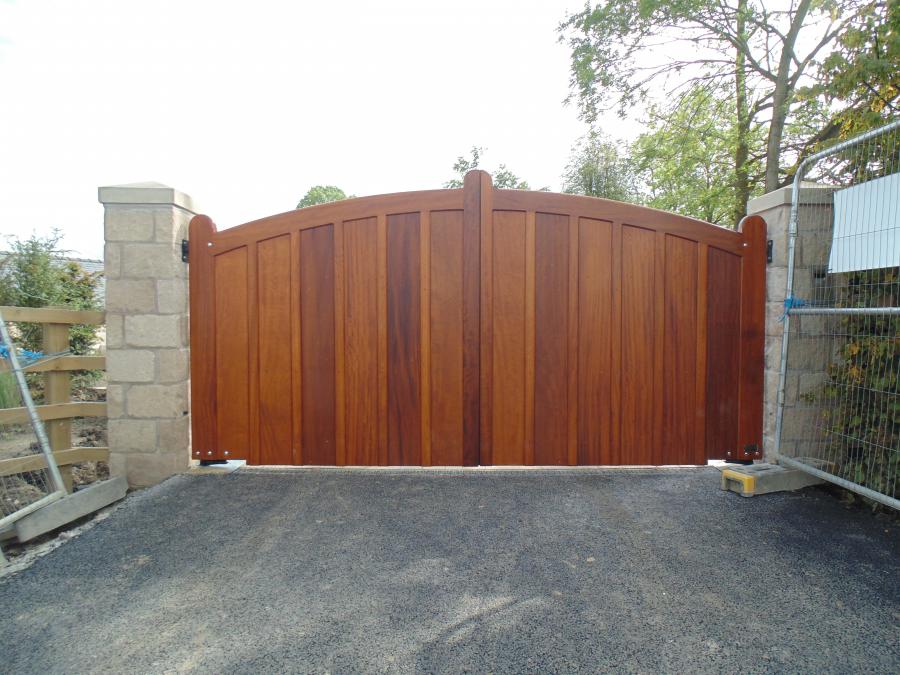 Arch Top Manor Hardwood - Products - Gates and fencing in York ...