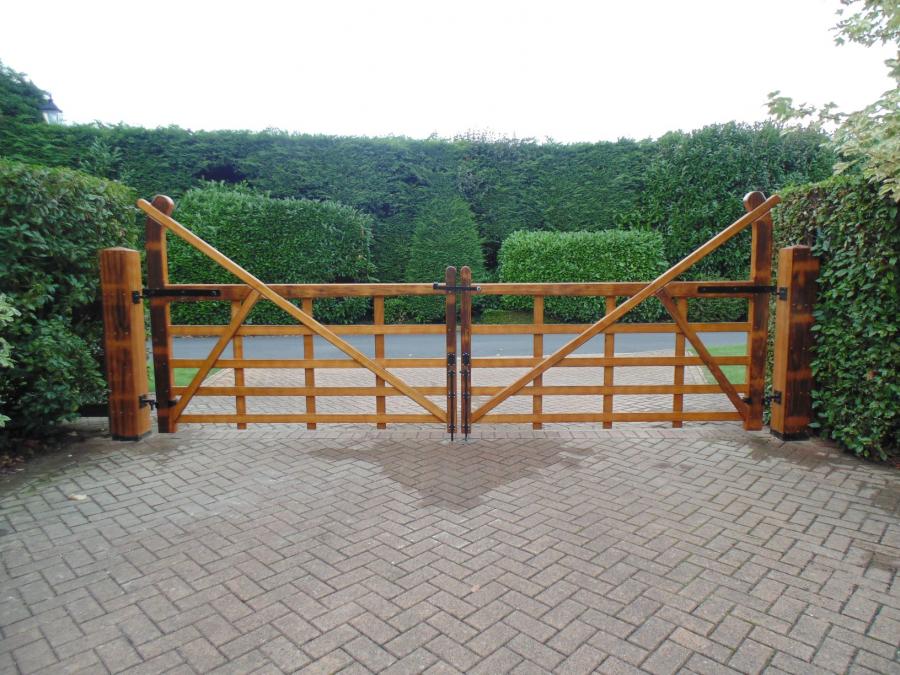 Curved Heel 5 Bar Gates (Hardwood) - Products - Gates and fencing in ...