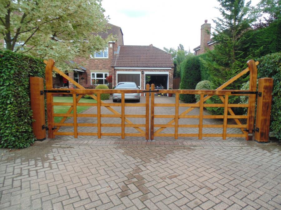 Curved Heel 5 Bar Gates (Hardwood) - Products - Gates and fencing in ...