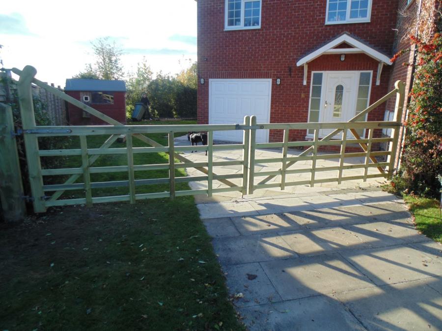 Curved Heel 5 Bar Gates (Softwood) - Products - Gates and fencing in ...