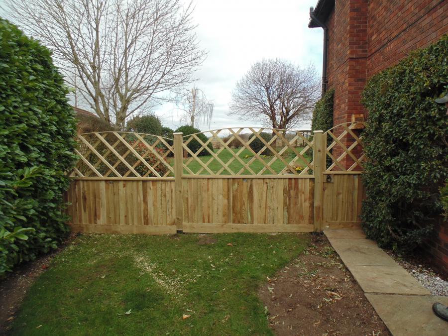 Bow Top Featherboard Fencing - Products - Gates and fencing in York ...
