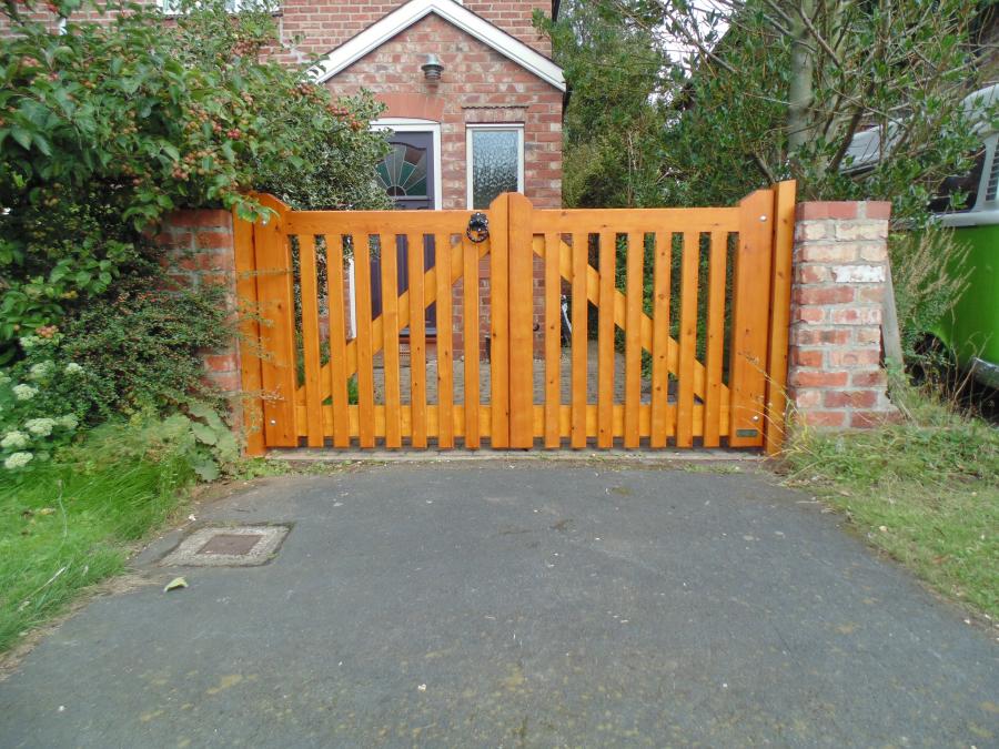 Framed Palisade Gates - Products - Gates and fencing in York ...