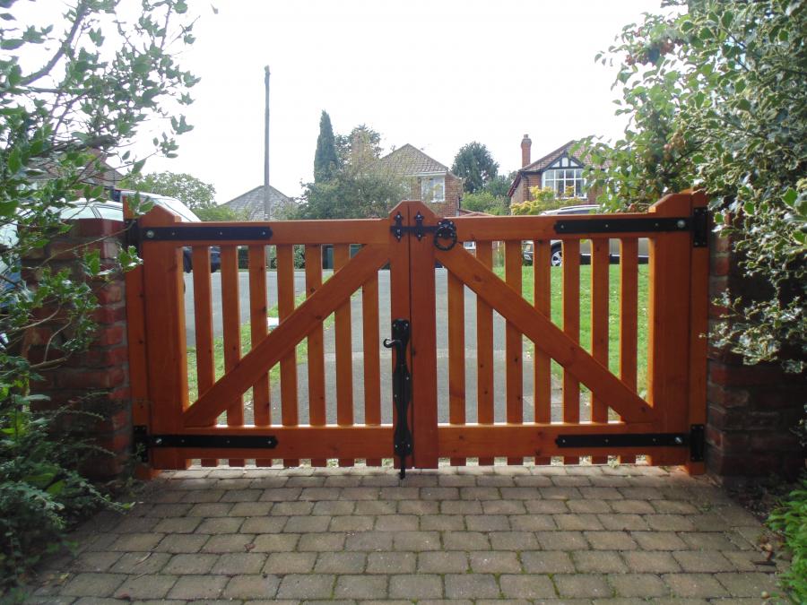 Framed Palisade Gates - Products - Gates and fencing in York ...