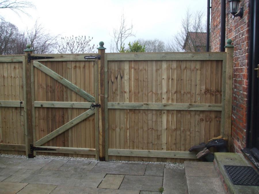 Straight Top Featherboard Fencing - Products - Gates and fencing in ...