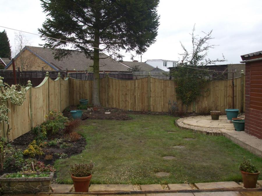 Swept Top Featherboard Fencing - Products - Gates and fencing in York ...