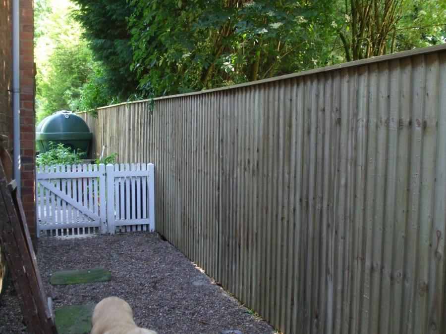 'On The Face' Featherboard Fencing - Products - Gates and fencing in ...