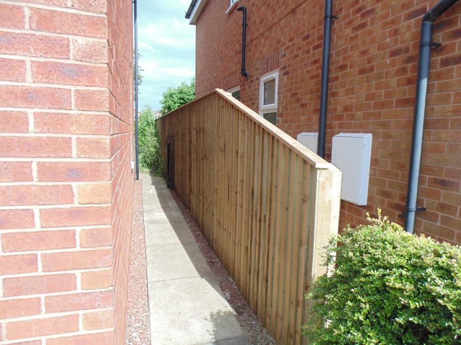 'On The Face' Featherboard Fencing - Products - Gates and fencing in ...
