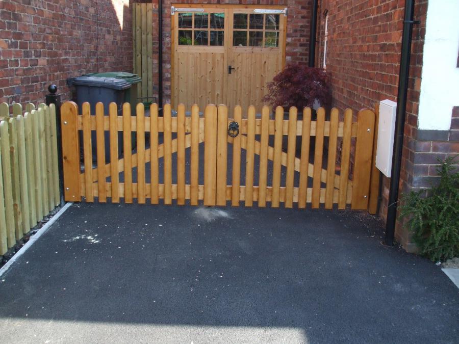Framed Palisade Gates - Products - Gates and fencing in York ...